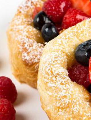 Fresh Berry and Fruit Crown | Schulstad Bakery Solutions