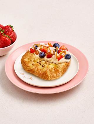 Topped Vanilla Crème Crown | Schulstad Bakery Solutions